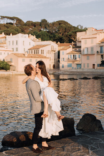 La demande a été faite sur une terrasse de l’hôtel le Meurice à Paris…